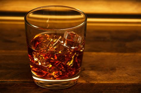 유리에 얼음이나 브랜디위스키와 오래된 나무 배경에 사각형 우유통 얼음을 유리에 넣고 위스키 위스키 또는 코냑 선택적 초점 0명에 대한 스톡 사진 및 기타 이미지 Istock