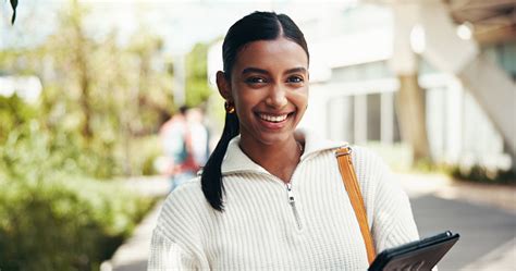 초상화 대학과 여자를 가진 태블릿 학생과 장학금 교육 및 야외에 자신감 있습니다 캠퍼스 자부심이 강하고 지식이 있는 인도인 대학 기회에 대한 행복 인도 민족에 대한 스톡
