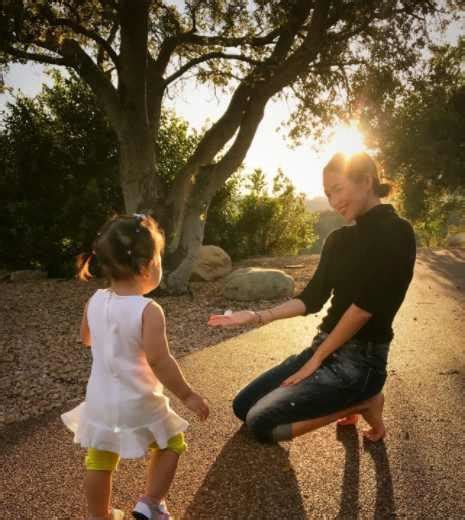 愤怒微笑迷妹状 频繁贡献表情包的章子怡是真耿直还是在演演演