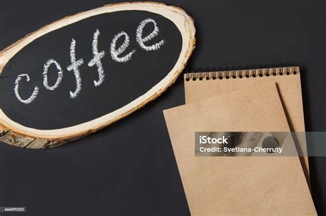 칠판에 커피 텍스트와 자작나무 보드에서 이름표 이미지 텍스트 요리법 또는 메뉴에 대 한 공간 0명에 대한 스톡 사진 및 기타 이미지 Istock