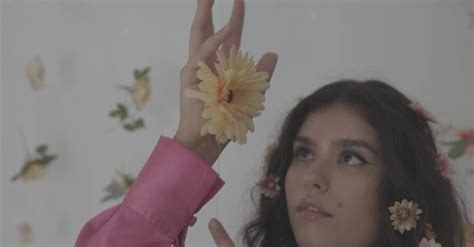 갈색 머리 꽃 요소 꽃 테마 꽃 화환 꽃무늬 낭만적인 머리카락에 꽃 모델링 미용 사진 봄 분홍색 옷차림 사진 촬영 섬세한 스타일 슛 스타일리시한