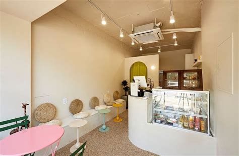 노란색 외관으로 포인트를 준 8평 디저트샵 인테리어 견적 커피숍 디자인 인테리어 카페 인테리어 디자인