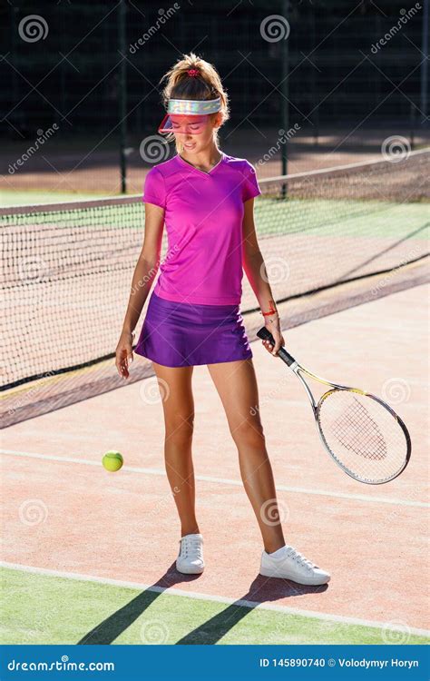 Sch Ne Weibliche Tennisspieler Hitts Der Tennisball Zu Boden Unter