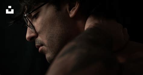 안경을 쓰고 셔츠를 입지 않은 남자 사진 Unsplash의 무료 초상 이미지