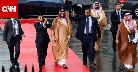 سي ان ان بالعربية فيديو محمد بن سلمان تحت المطر لحظة نزوله من السيارة