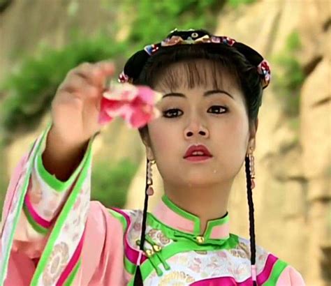 还珠格格：同样都是撒花瓣，她美成了一幅画，她的演技让人泪奔 紫薇