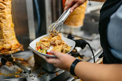 식당에서 자이로 고기로 샐러드를 준비하는 음식 서비스 직원 건강한 식생활에 대한 스톡 사진 및 기타 이미지 건강한 식생활