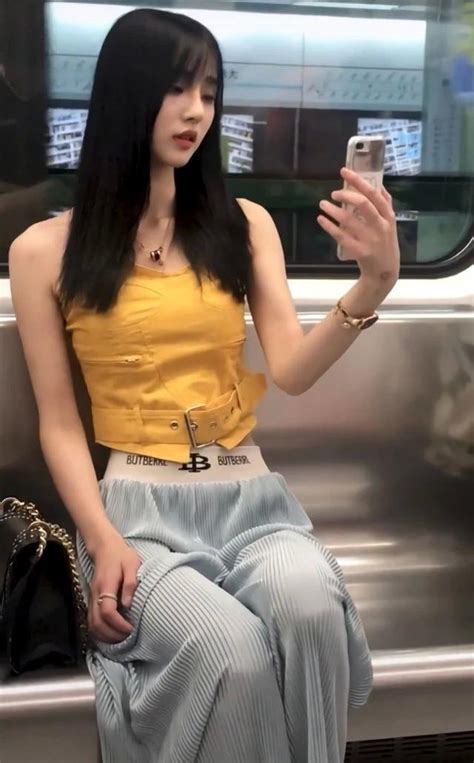 有一种瘦叫：我穿都嫌勒得慌的裤子，妹子坐着都感觉要出往下掉