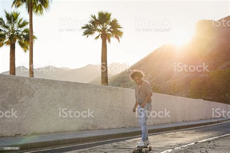 스케이트 보드와 무선 헤드폰 야외 아프리카 계 미국인 남자 여름 휴가 및 라이프 스타일 개념 요하네스버그에 대한 스톡 사진 및 기타 이미지 Istock