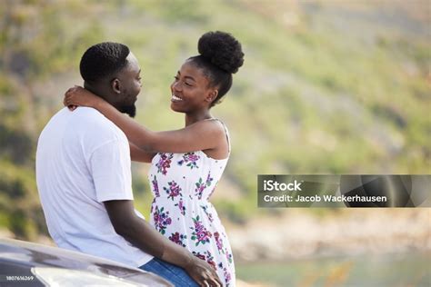 자동차로 여행을 떠나고 여름 방학을 여행하고 교통수단으로 운전을 하며 행복해하는 아프리카 커플 봄의 데이트 중에 바다에서 포옹하는 행복 미소 사랑 남녀 20 24세에 대한