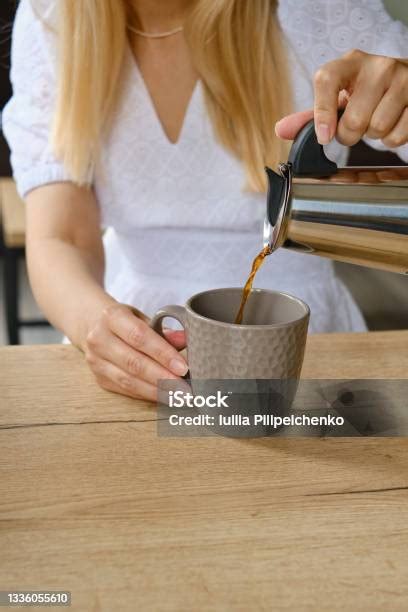 소녀는 세련된 모카 냄비에서 컵을 부어 커피를 만들기위한 장비 아침 식사로 모닝 커피 향기로운 블랙 커피 에 A 컵 클로즈업 가정 생활에 대한 스톡 사진 및 기타 이미지
