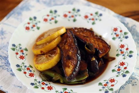 상큼한 향이 살이있는 새콤달콤 맛있는 레몬 가지 조림