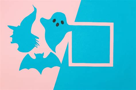 마녀 머리 유령과 박쥐 복사 공간 분홍색 파란색 배경 창조적 인 할로윈 개념 플랫 레이 종이 공예로 프레임 옆에 0명에 대한 스톡 사진 및 기타 이미지 Istock