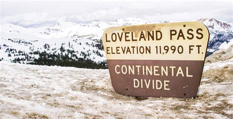 러브랜드 패스 고도 11 990 Ft 대륙 분할 겨울에 흐린 하늘 아래 콜로라도의 눈 덮인 로키 산맥과 러브 랜드 패스의 상단에 표지판 0명에 대한 스톡 사진 및 기타