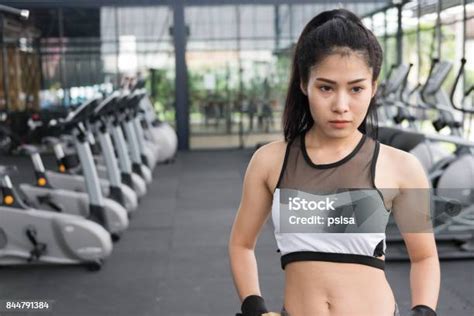 젊은 여자로 서 피트 니스 센터에서 엉덩이에 손 여자 선수 체육관에서 훈련에 대 한 준비 스포티 여자 헬스 클럽에서 운동을 위한 준비 건강한 생활방식에 대한 스톡 사진 및