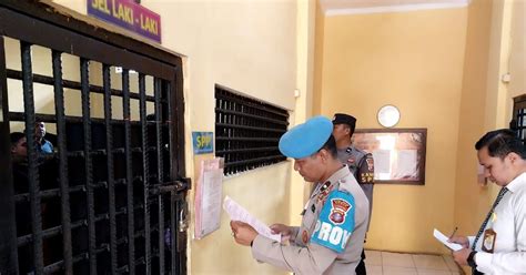 Pawas Melakukan Pengecekan Layar Cctv Di Ruang Tahanan Polres Kota