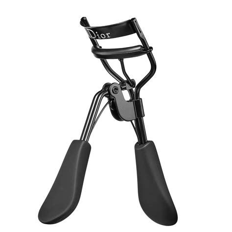 This Eyelash Curler Tiktok Hack Creates A Perfect Cut Crease Cat Eye