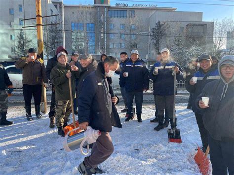 Нийгмийн хариуцлагын хүрээнд УСУГ ынхан цас цэвэрлэв News Mn