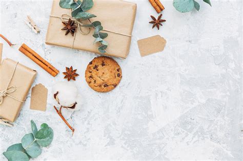 선물 또는 선물 상자 크 라프 트 종이에 싸서 하 고 그린 위에서 회색 테이블에 나뭇잎 평면 스타일링 하다 텍스트에 대 한 공간을 복사 합니다 공란에 대한 스톡 사진 및