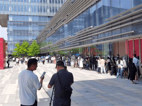 疯抢！中一套暴赚千万，上海顶豪小程序被挤爆、亿万富豪烈日排队黄牛购房代持