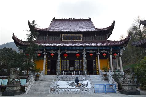 金坛方山爬山 行走在路上