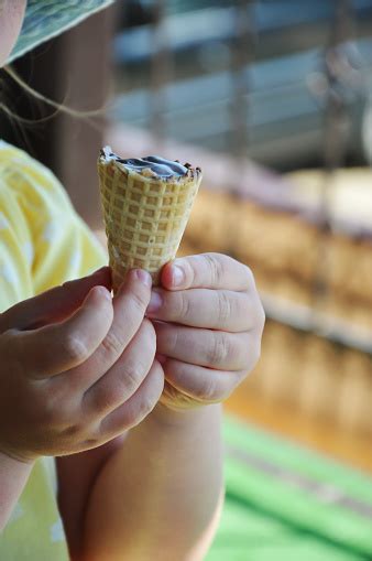 아이는 아이스크림을 먹는다 아이들의 손에 와플 콘 달콤한 음식 디자인의 배경 냉동식품에 대한 스톡 사진 및 기타 이미지 냉동식품 달콤한 음식 러시아 Istock