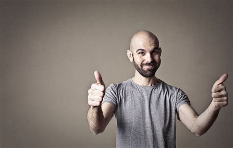 갈색 배경에 대해 엄지손가락을 치켜드는 제스처를 하는 웃고 있는 대머리 성인 남자 긍정적인 감정 표현에 대한 스톡 사진 및 기타 이미지 긍정적인 감정 표현 남자
