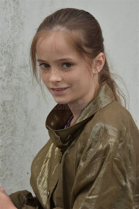 девочка в золотистом пиджаке Стоковое Изображение изображение насчитывающей куртка