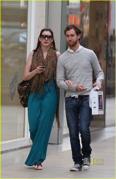 Anne Hathaway And Adam Shulman Kiss Kiss Photo 2438333 Adam Shulman