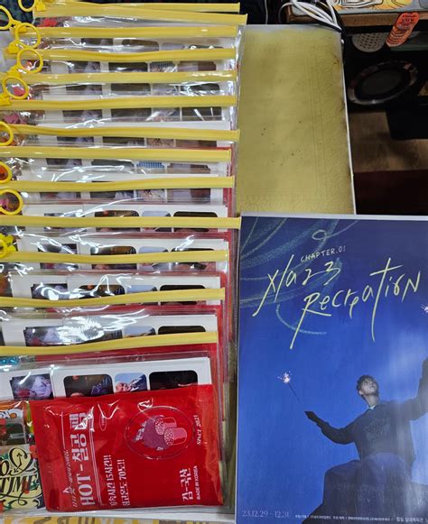 Kim Jun Su Community Post 무료나눔해요 메인포스터판스티커포토카드엽서간식핫팩 여기 티켓박스 옆에 시아준수 큰 풍선 있는 밑 기둥에 큰키에