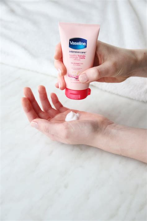 Vaseline Hand Care крем для рук та нігтів | notino.ua | Великий асортимент