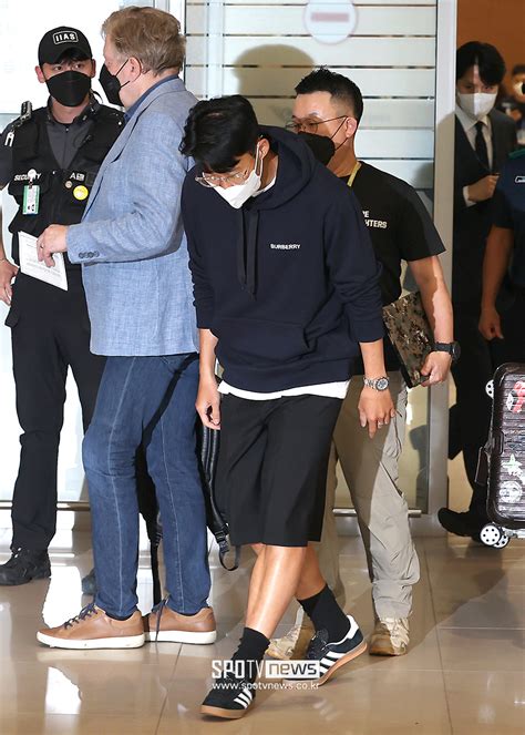 [포토s] 귀국하는 손흥민 팬들에게 고개 숙여 인사 네이트 스포츠