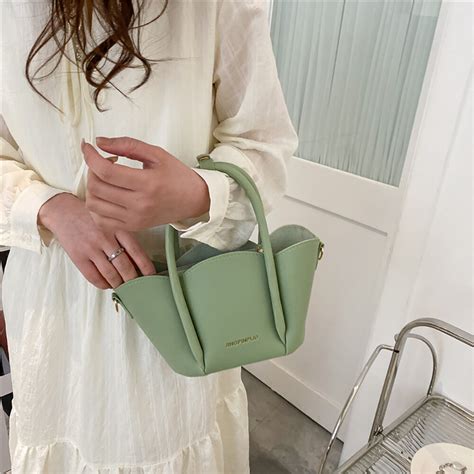 กระเป๋าถือสำหรับผู้หญิง กระเป๋าสะพายไหล่แฟชั่นหนังพียูสีลูกกวาด Magicro Shop Thaipick