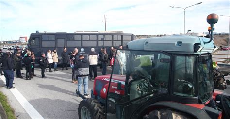 ΜΠΛΟΚΑΡΕ Η ΕΛ ΑΣ ΤΗ ΜΗΧΑΝΟΚΙΝΗΤΗ ΠΟΡΕΙΑ ΤΩΝ ΑΓΡΟΤΩΝ ΠΡΟΣ ΤΟ ΥΠΟΥΡΓΕΙΟ ΜΑΚΕΔΟΝΙΑΣ ΘΡΑΚΗΣ