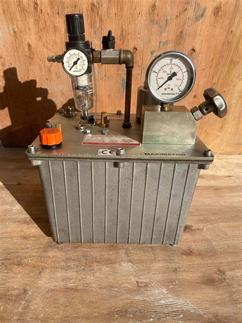 مضخة بوستر Input 10 Bar Output 470 Bar تعمل على الهواء المضغوط ١٠ بار