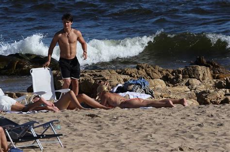 Los días de vacaciones de Valeria Mazza en familia ronda de mates y risas al lado del mar en