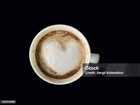 카푸치노와 하트 모양의 거품이 있는 컵 라떼 또는 우유와 아메리카노 커피의 도자기 머그잔 0명에 대한 스톡 사진 및 기타 이미지 Istock