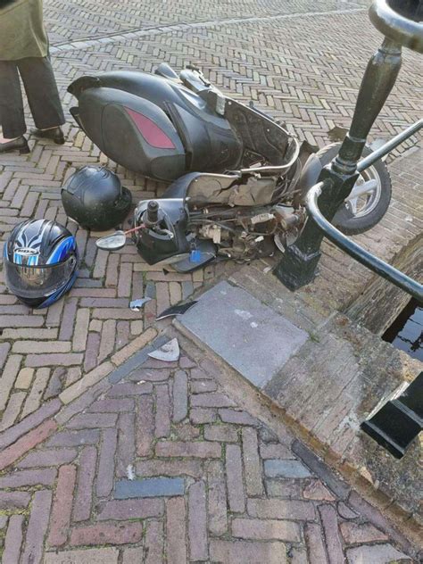 Motoragent Gaat Achter Duo Op Brommer Aan Maar Achtervolging Krijgt