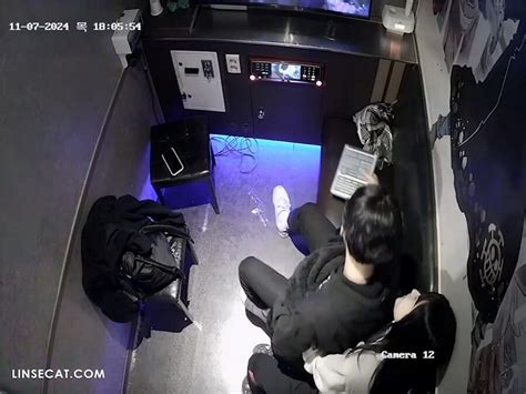 2024년 해킹된 한국 노래방 Ip카메라 남자친구 손에 의해 강간당한 귀여운 여자 그녀는 고환을 만지면서 귀두를 빨아들이는 등 구강 성교 기술이 뛰어납니다 인색 한 고양이