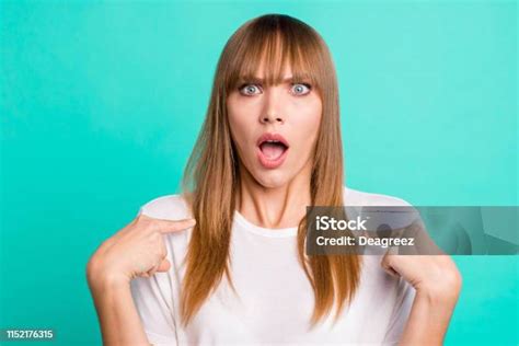 초상화 실망 하는 대 젊은이 십 대 감동 놀란 끔찍한 정보 참신 미친 실패 비명 소리 오픈 입 프린지 고립 된 유행 복장 녹색 배경 갈색 머리에 대한 스톡 사진 및 기타