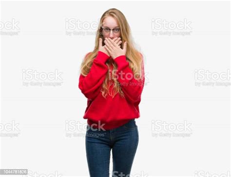 빨간 스웨터 입 실수에 대 한 손으로 다루는 충격된을 입고 금발 십 대 여자 비밀 개념입니다 가리기에 대한 스톡 사진 및 기타 이미지 Istock