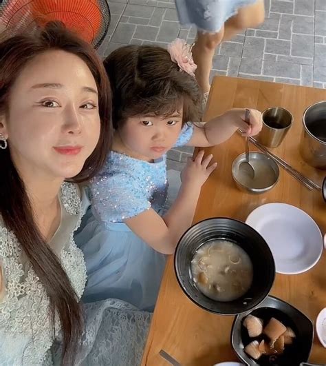 Hoa hậu Sex is Zero tổ chức sinh nhật cho con gái cô bé càng lớn càng giống một người