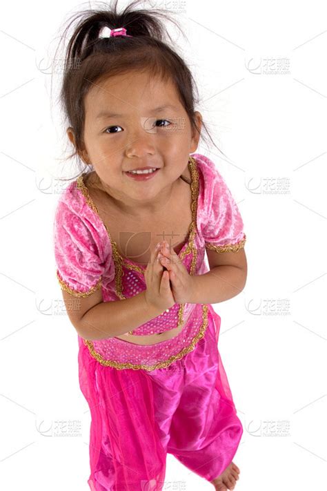 可爱的神灯垂直画幅学龄前紧握双手彩色图片童年中国人儿童仅儿童