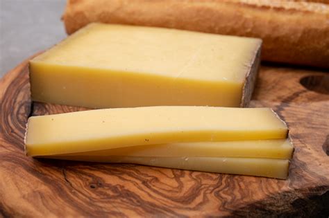 프랑스 음식 프랑스의 프랑슈 콩테 지역의 젖소 우유로 만든 치즈 콤코트 와 신선한 구운 바게트 빵 0명에 대한 스톡 사진 및 기타 이미지 Istock