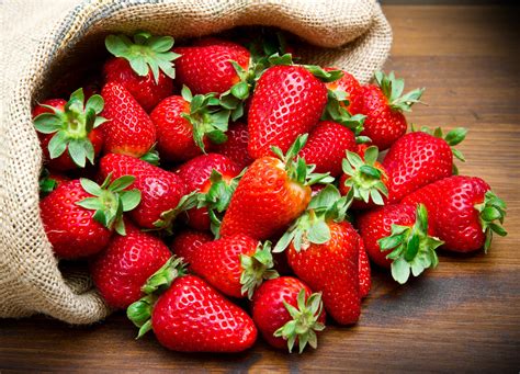 Download Sack Of Strawberry Desktop Wallpaper