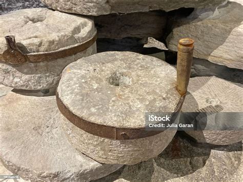 곡물을 밀가루로 분쇄하기위한 오래된 돌 농업 맷돌 철 후프와 원형 모양의 고대 원시 손 도구 골동품 공장 0명에 대한 스톡 사진 및 기타 이미지 Istock