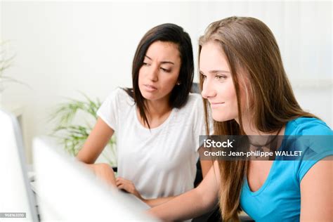 데스크톱 컴퓨터에서 작업 하는 학교 교실에서 두 젊은 여자 여성 학생 2명에 대한 스톡 사진 및 기타 이미지 2명 교사 교육 관련 직업 라틴 아메리카 히스패닉 민족