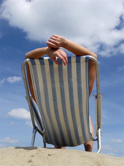 Donna Che Prende Il Sole Sulla Spiaggia Immagine Stock Immagine Di Festa Allegro 10419585