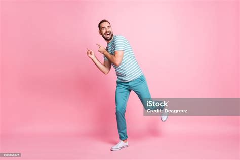 핑크 파스텔 색상 배경 위에 고립 된 재미를 가지고 춤을 추는 매력적인 신중한 펑키 쾌활한 남자의 전체 길이 몸 크기보기 T 셔츠에 대한 스톡 사진 및 기타 이미지 Istock