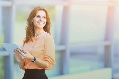 텍스트와 홍보를 위한 장소에 사무실에서 디지털 태블릿에 노력 하는 비즈니스 우먼 여자에 대한 스톡 사진 및 기타 이미지 여자 개발 계획 Istock